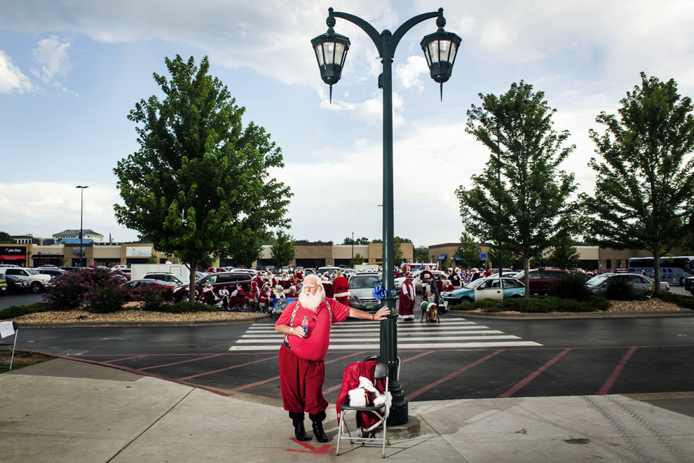 The World’s Largest Santa Claus Convention