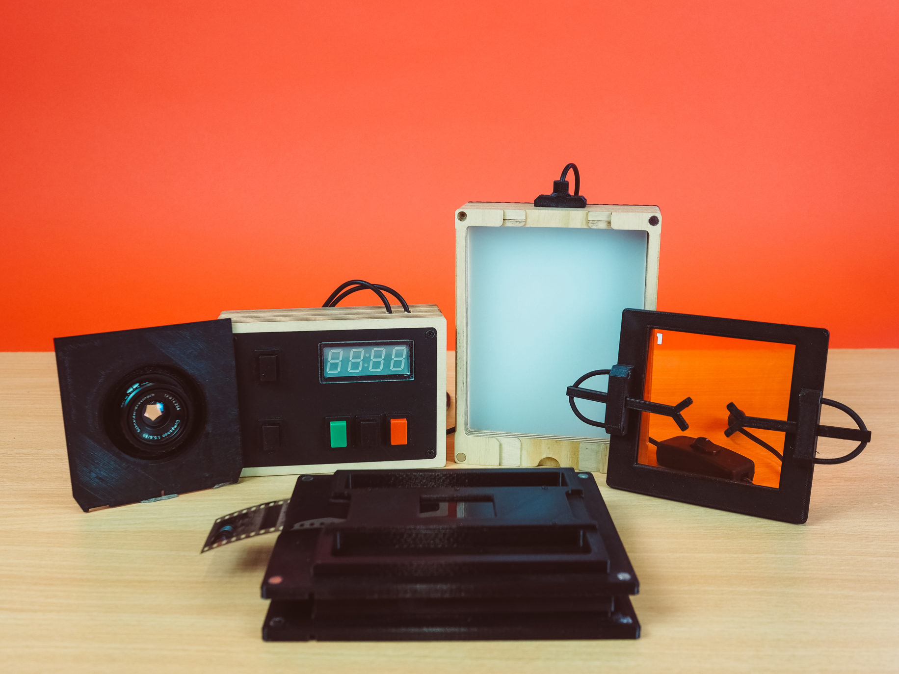 The Intrepid 4x5 Enlarger Lets You Print and Scan 35mm, 120, 4x5 Films