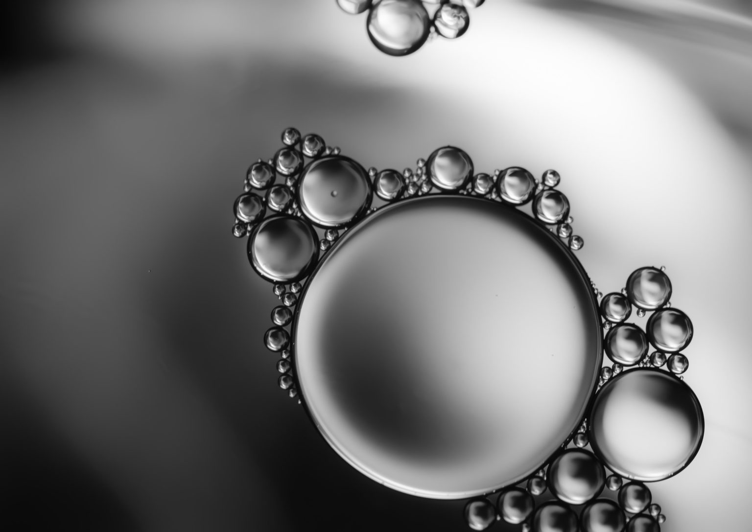 How Karyn Easton Captures Mesmerizing Photos of Oil and Water