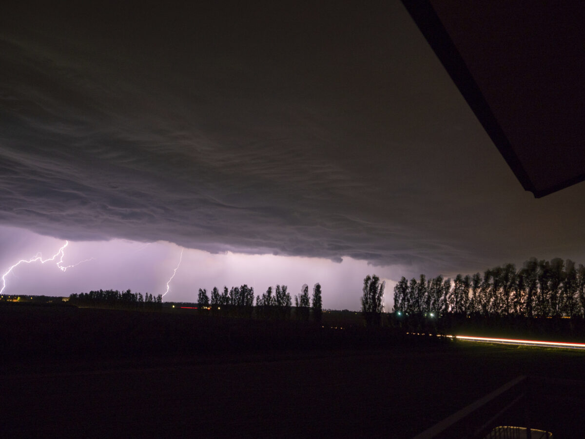 Lorenzo Andriani Uses an In-Camera Trick to Shoot Thunderstorms